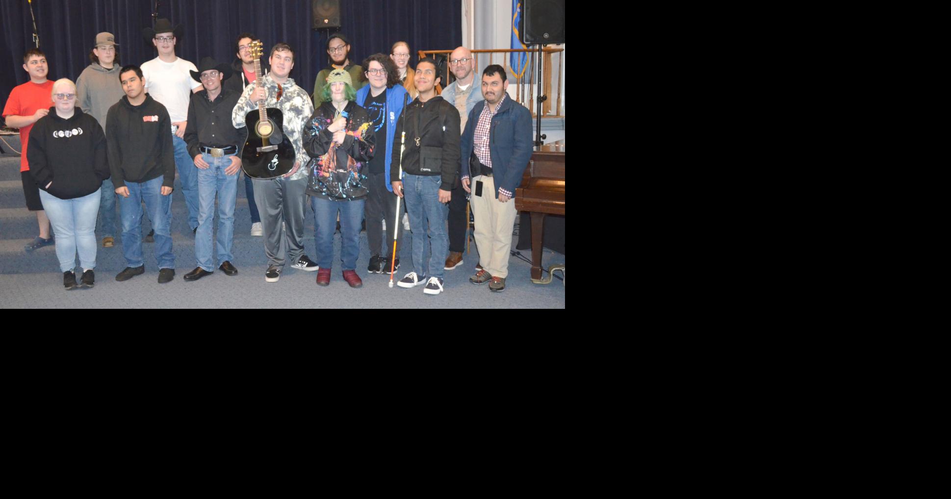 Country singer Cutter Elliott donates guitar at School for the Blind ...