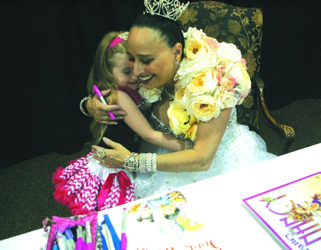 "Fancy Nancy" illustrator delights crowd | News | normantranscript.com