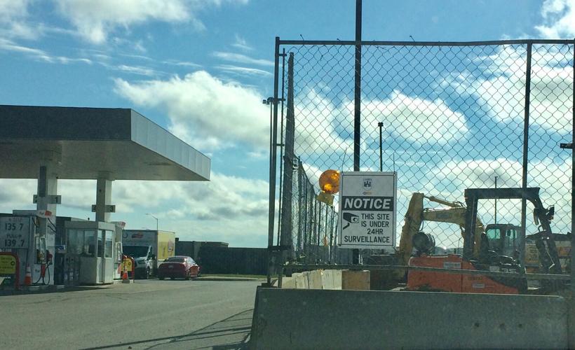 What’s Going on Here? Starbucks drive-thru, walk-up window to open at ...