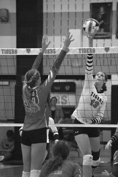 Strong finish gives LC key five-set win | Northwest Signal | northwestsignal.net