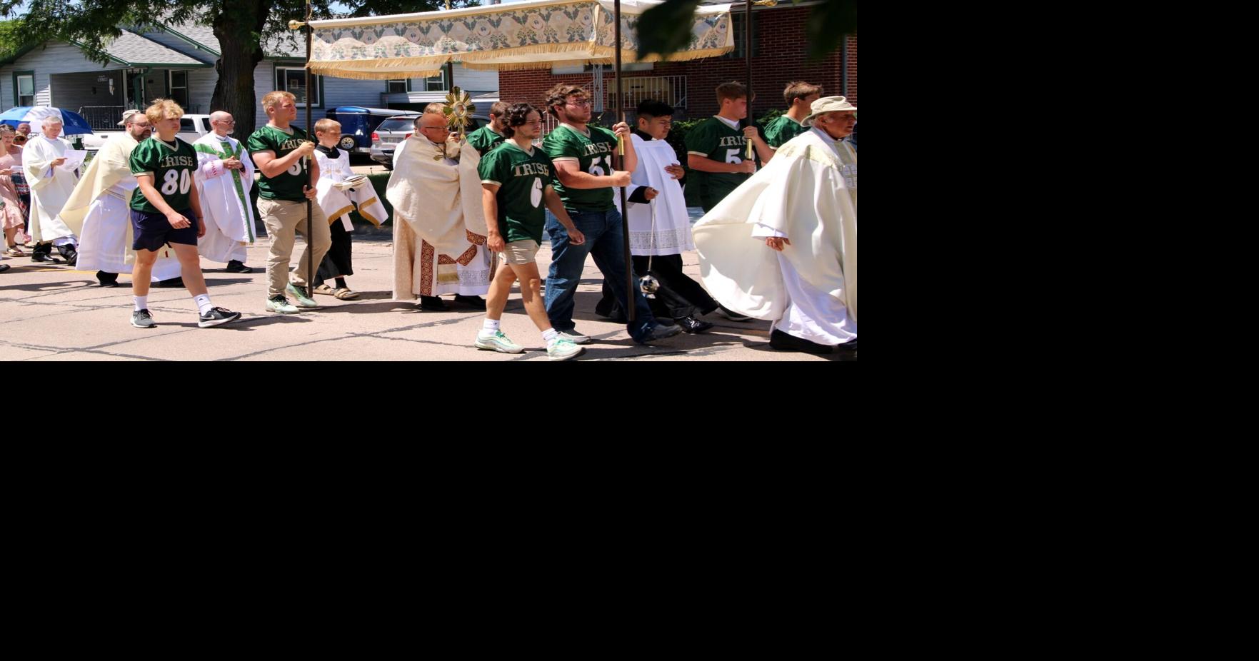 Stepping out in faith: Eucharistic procession makes way from McDaid to ...