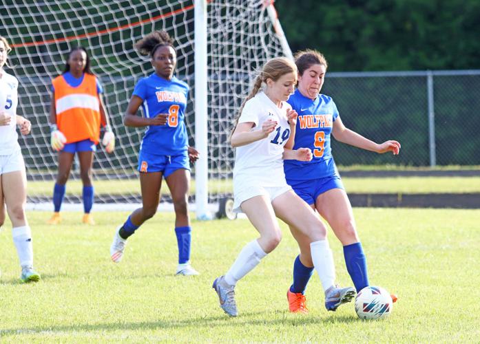 Scrappy Pack repel Raiders soccer | Sports | nrcolumbus.com