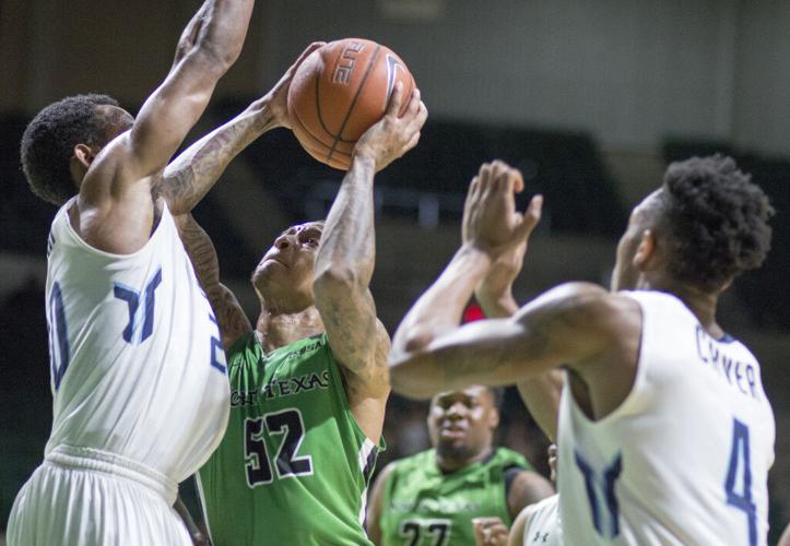 Men’s basketball unable to overcome Combs injury | Sports | ntdaily.com