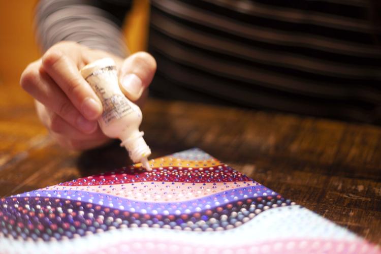 Dot painting artist uses work for greater cause | Arts & Life | ntdaily.com