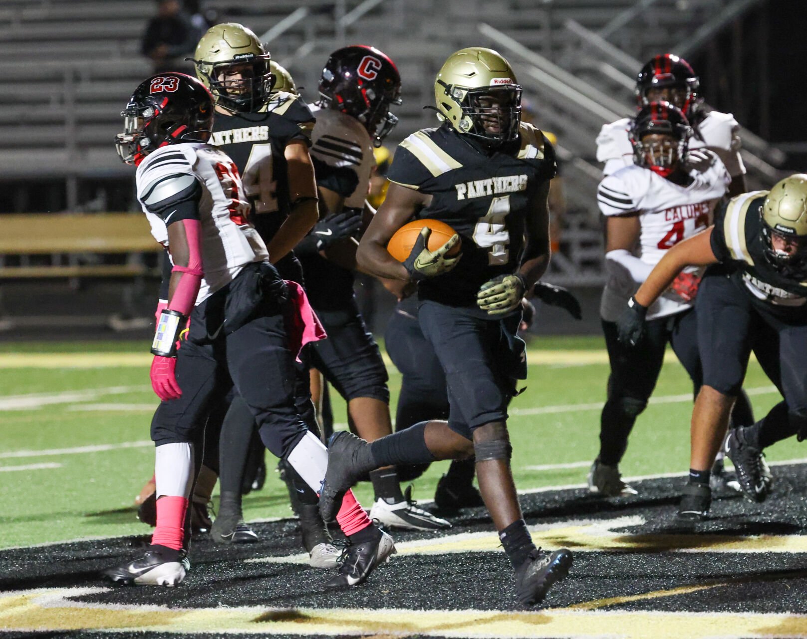 Griffith stays hot, scores 8 unanswered touchdowns in win