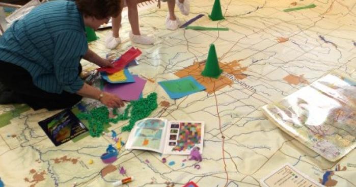 Getting around Indiana with traveling map of Hoosier state