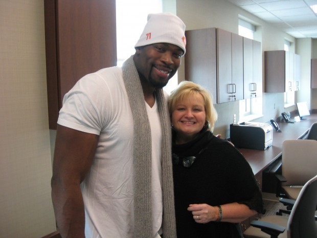 Israel Idonije makes appearance at Valparaiso Health Center open house