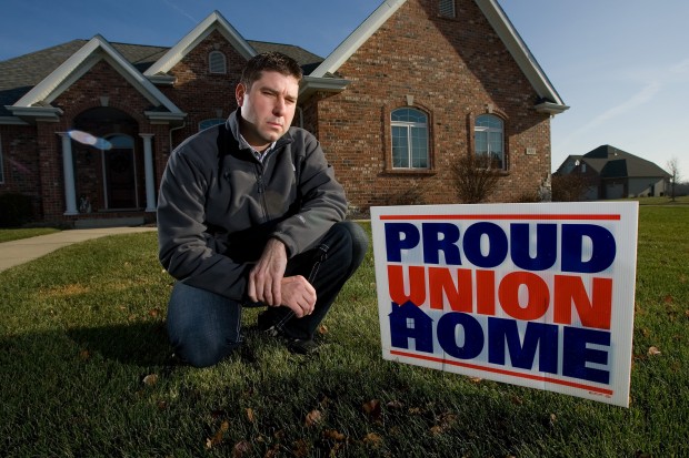 Lawn signs show union support