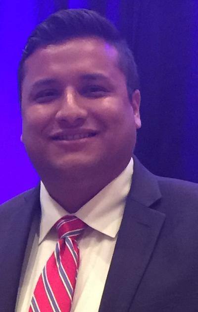 Alfredo Estrada receives ISBA Trailblazer/Abriendo Caminos Award