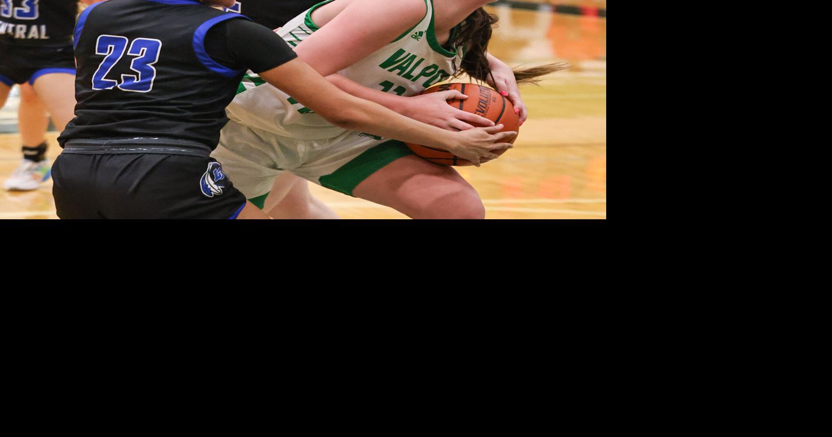 Lillian Barnes breaks Valparaiso's all-time scoring record
