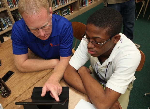 Hammond High students get Kuno tablets