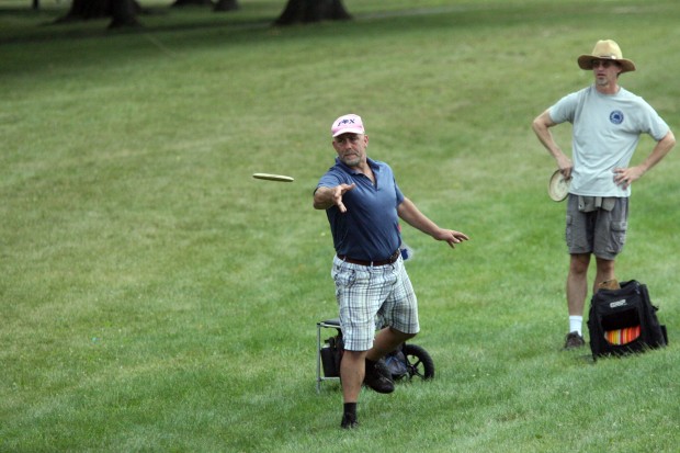 Worlds best disc golfers wingin' it in Northwest Indiana