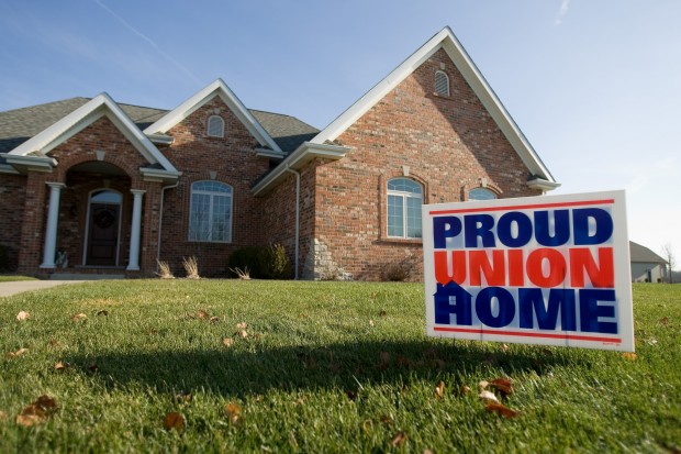 Lawn signs show union support