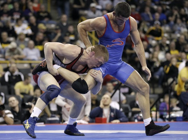 Howe defaults in championship due to knee injury