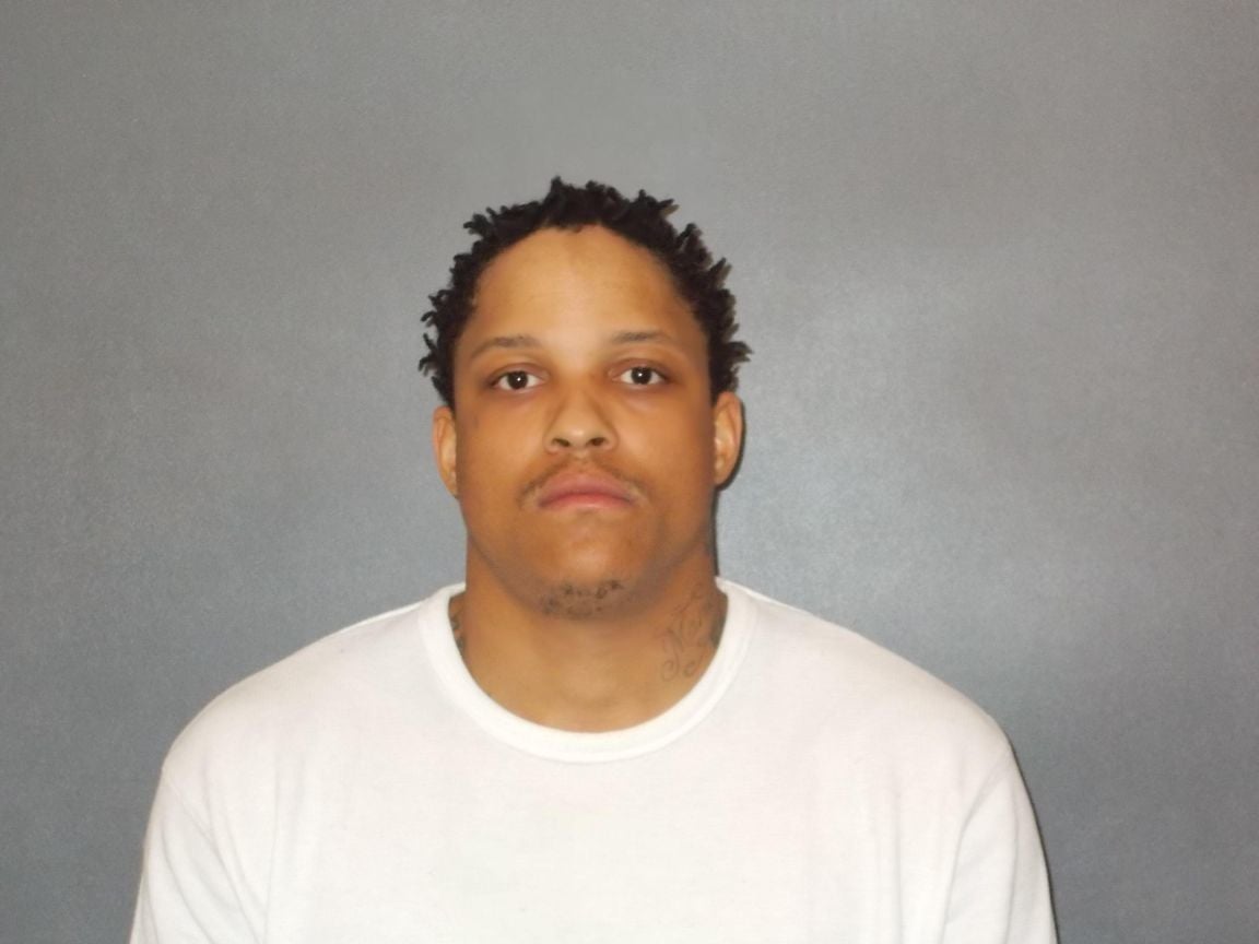 Authorities seek twin brothers on fugitive warrants