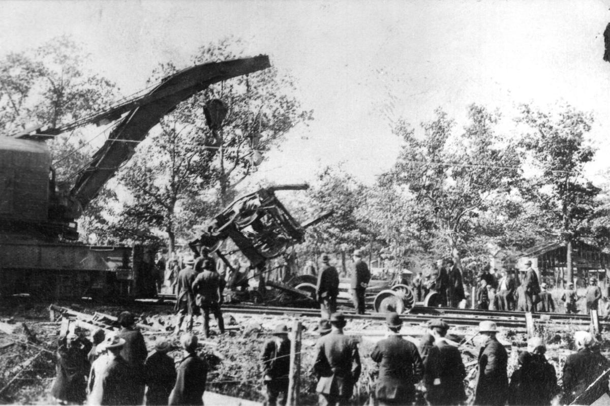 Wreaths honor victims of 1918 circus train wreck in Gary that claimed ...