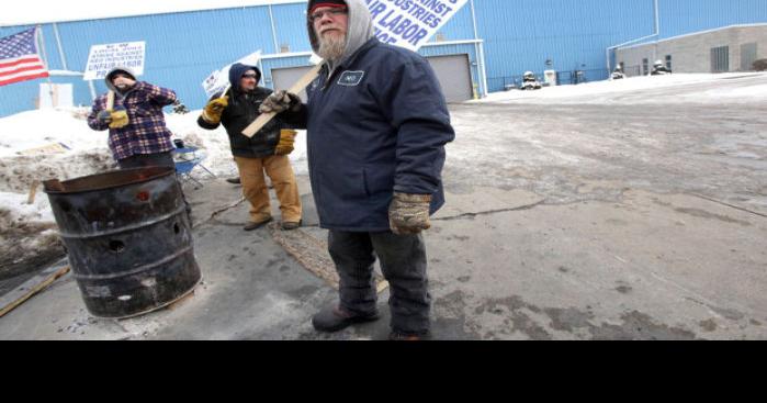 Steel center workers striking in Portage