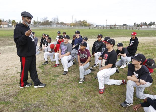 Ex-White Sox manager Jerry Manuel, son work to help youth baseball
