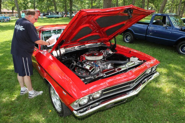 High-octane nostalgia fuels low-speed Cobe Cup auto 'race'