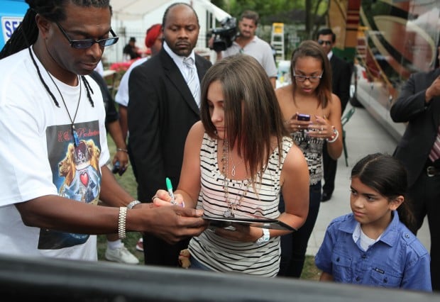 Michael Jackson mania continues with fans, family paying tribute