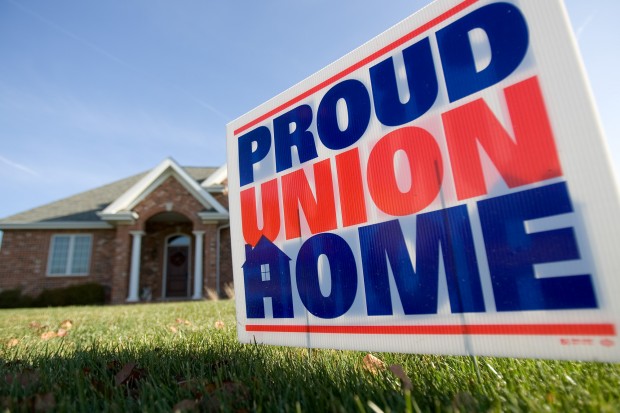Lawn signs show union support