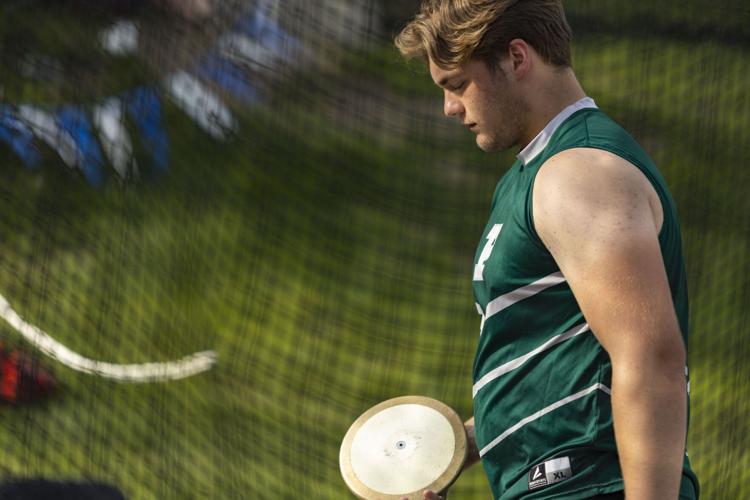 Pella’s Lauman runs away with 3200 title, Dutch take early lead on day ...