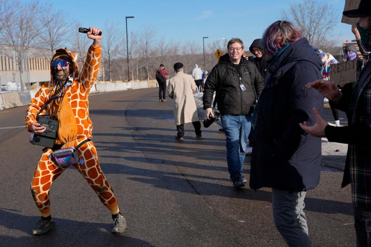 Photos of tensions between federal officers and locals in Minneapolis ...