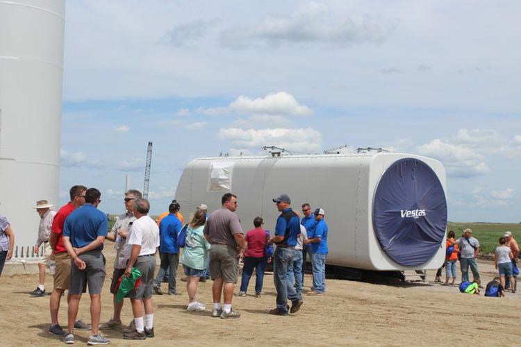 Hundreds get look at new wind farm | Local News | oskaloosa.com