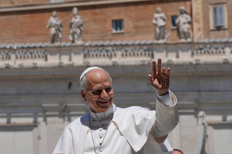 A White Sox pope and a Cubs mayor find common ground in a private ...