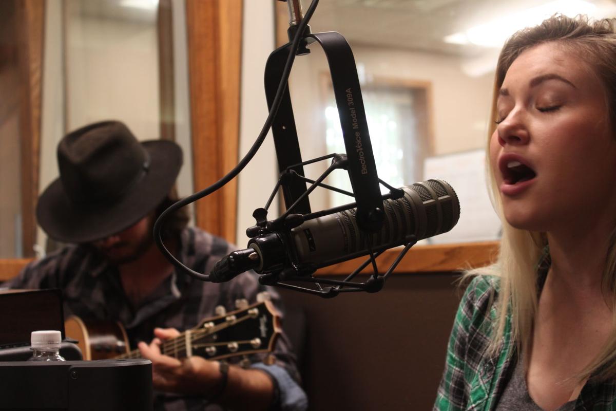 Country singer Kaitlyn Baker is feelin' it | Local News | oskaloosa.com