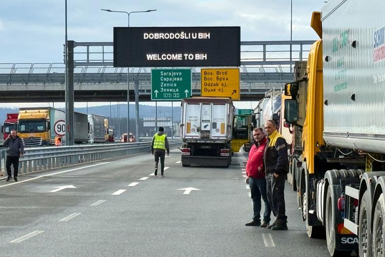 Balkan truck drivers block border crossing in protest of EU entry rules ...
