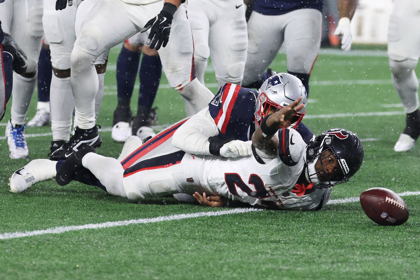 Patriots emerge from turnover battle to beat Texans; Rams win OT ...