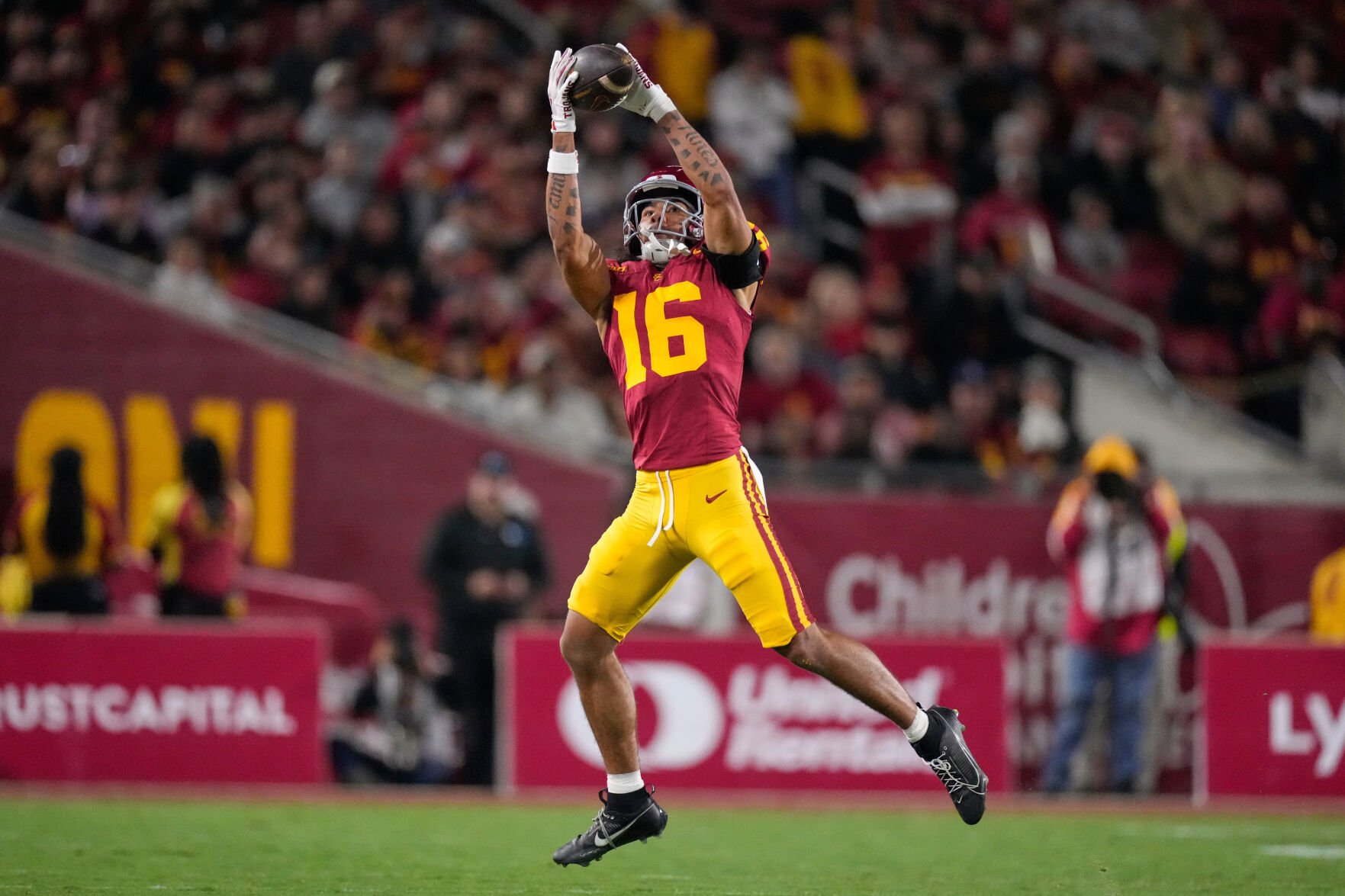 No. 20 USC pulls off fake punt after the Trojans' 3rd-string QB ...