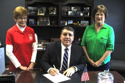 Mayor signs poppy proclamation | Local News | oskaloosa.com