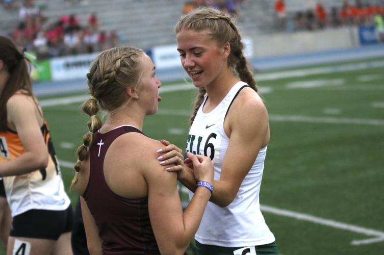 Pella’s Lauman runs away with 3200 title, Dutch take early lead on day ...