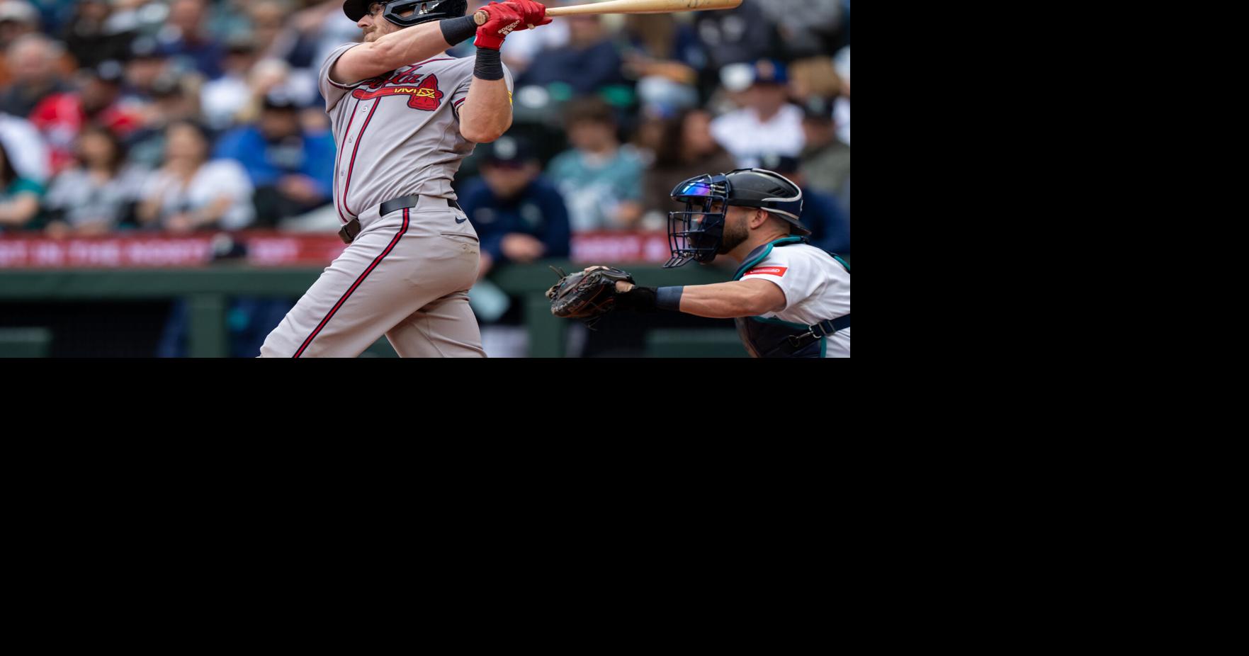 Braves place Sean Murphy on IL with fractured finger; sign Sandy León ...