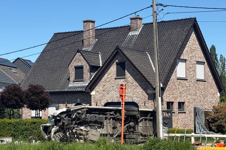 A train collides with a minibus of children in Belgium and 4 people are ...