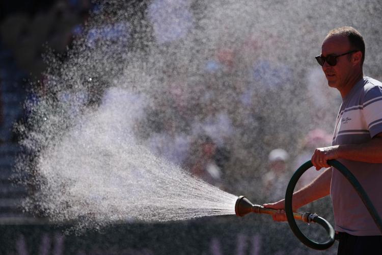 Heat wave at French Open impacts the clay courts and has fans begging ...
