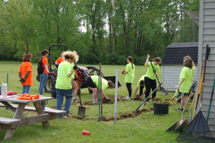 Junior high students join Fulton community to volunteer to clean up ...