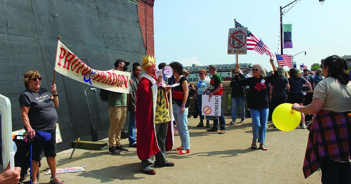 Hundreds line bridge in largest Saturday protest | News ...