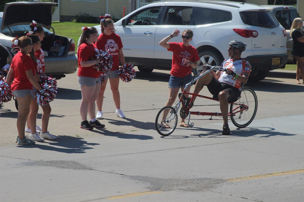 OHS cheerleaders welcome riders | Local News | ottumwacourier.com