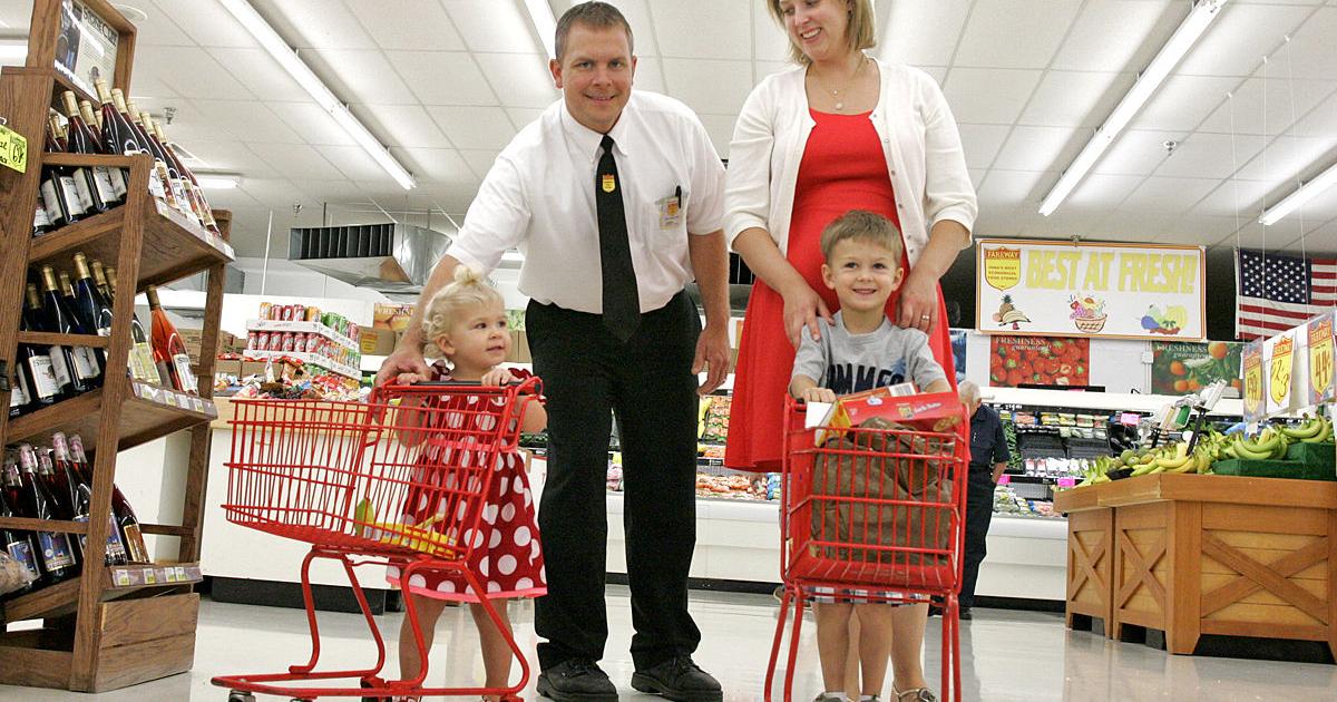 Fareway welcomes new manager | Local News | ottumwacourier.com
