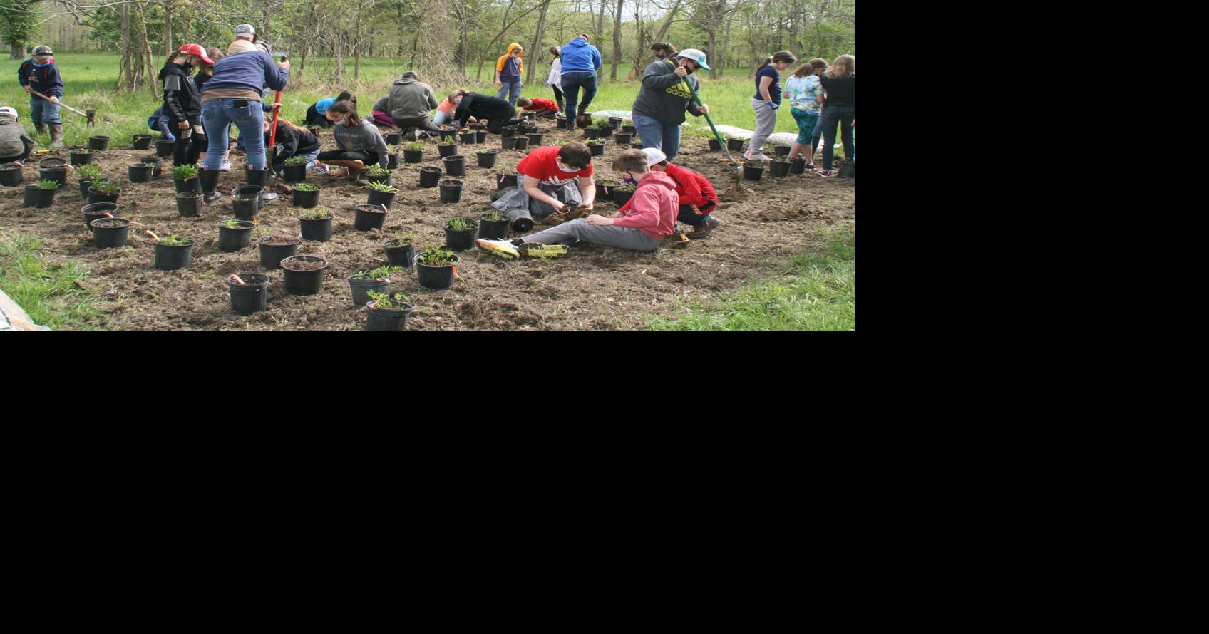 Students get their hands dirty at Fort Massac | Local News | paducahsun.com