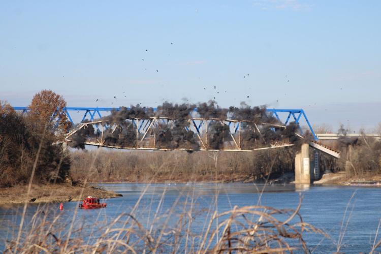 Old U.S. 60 'Smithland' Bridge demolition | | paducahsun.com