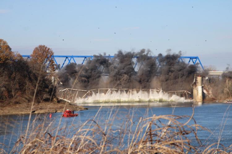 Old U.S. 60 'Smithland' Bridge demolition | | paducahsun.com