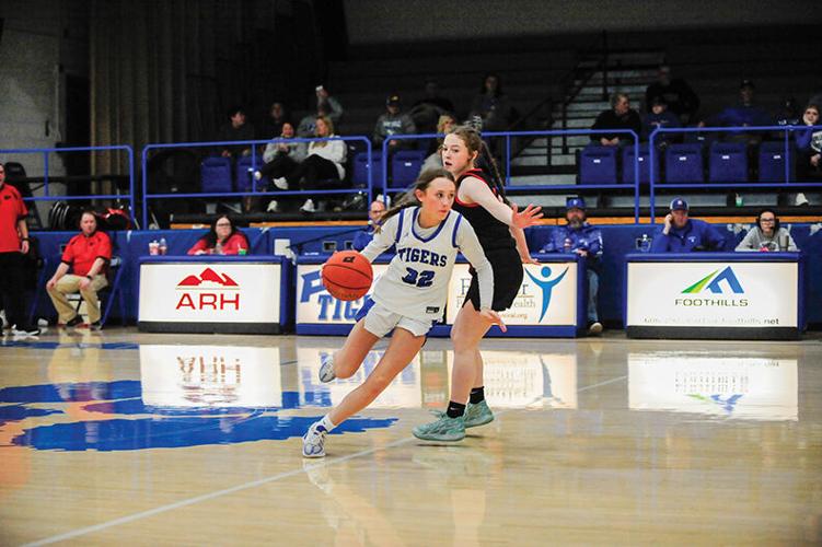 Paintsville edges Prestonsburg, 58-52 | Sports | paintsvilleherald.com