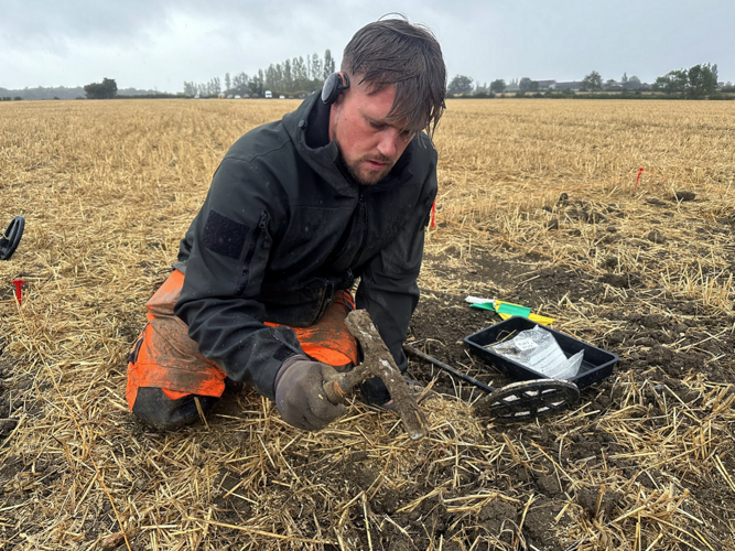 Archaeologists search for lost American WWII pilot in UK field ...