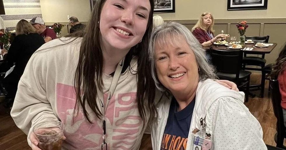 Seniors pair up for sundaes at PHS | News | palestineherald.com