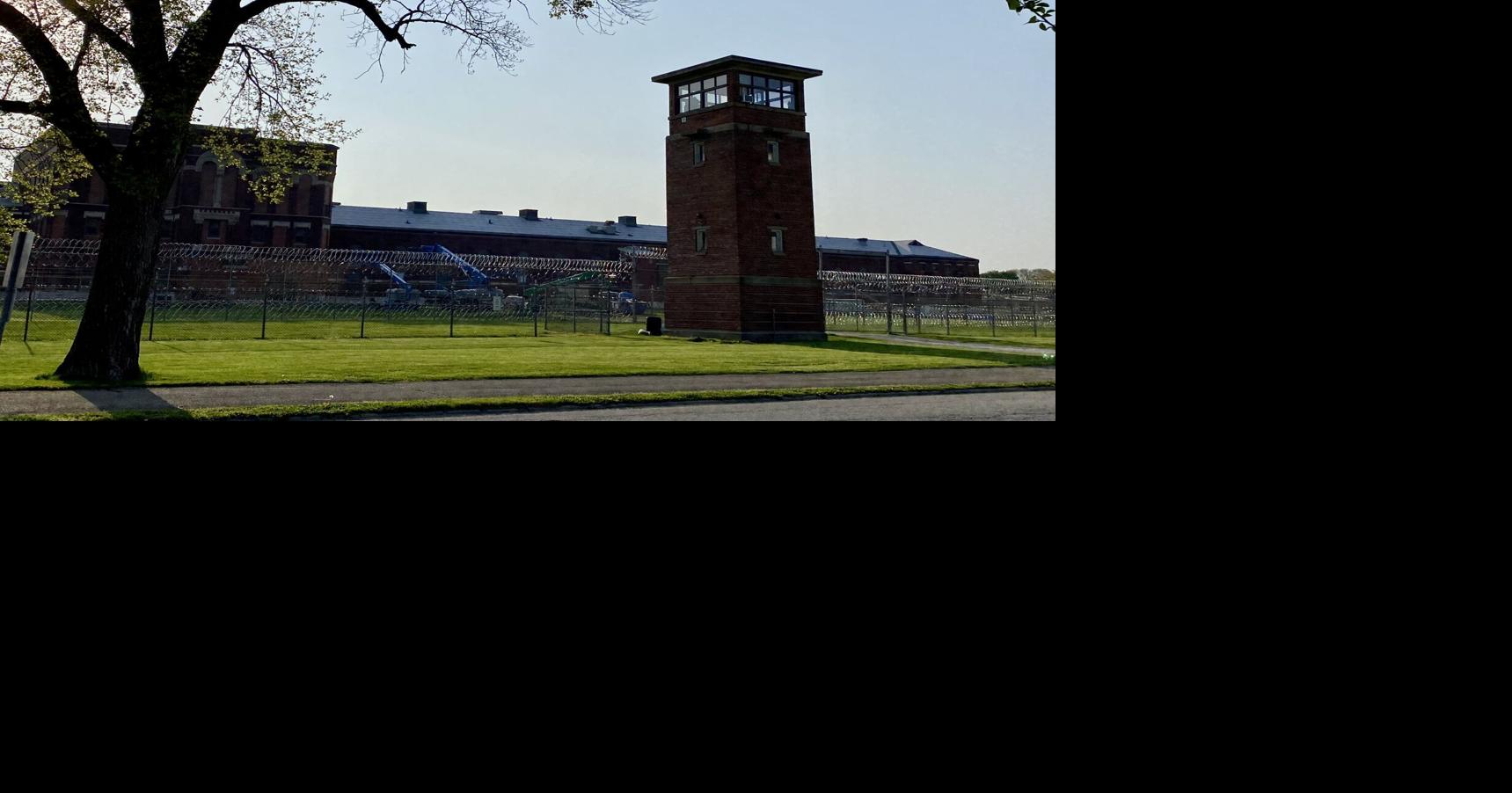 Pontiac prison on lockdown after 2 workers injured