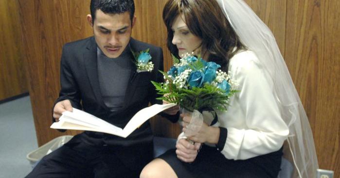 Friends throw quick wedding for bride with cancer